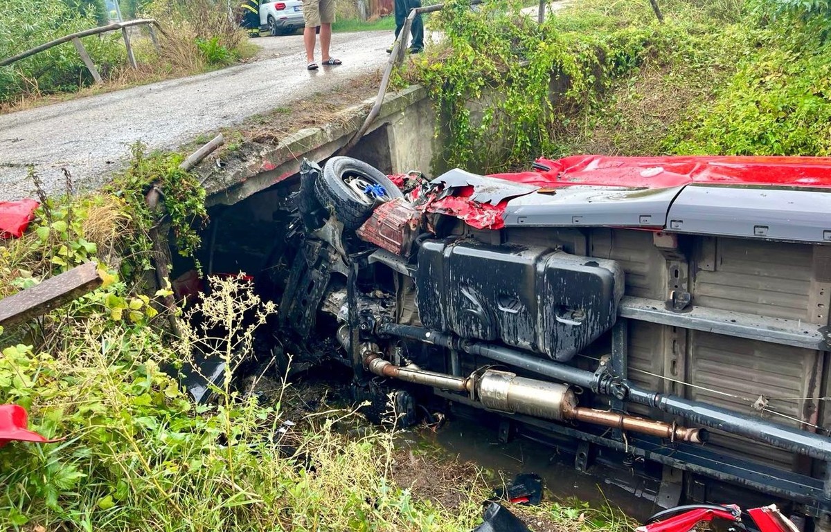 Tragická nehoda na juhu Slovenska. Vodič dodávky zišiel do priekopy a ...