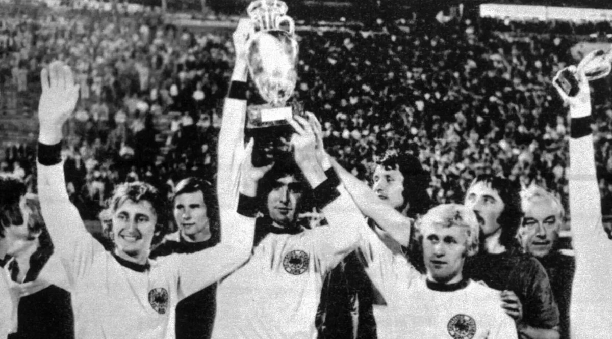 Stavil tisícku, že budeme majstri Európy a skončil šiesty na Zlatej lopte. Zmluvu s Bayernom mu ...