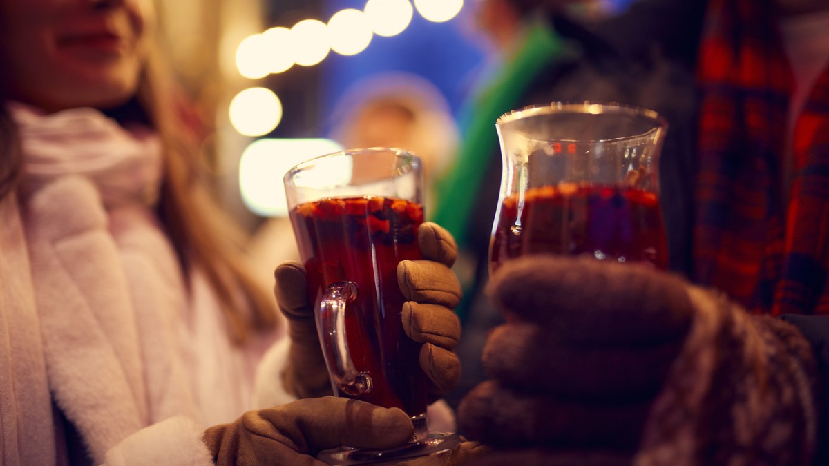 Posvietili si na lahôdku vianočných trhov. Toto hovorí doktorka o varenom víne | TVNOVINY.sk