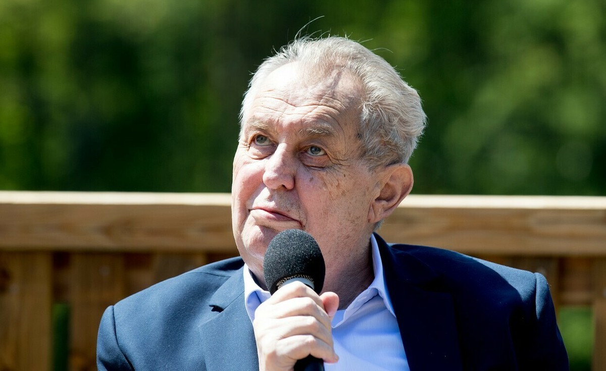 Prezident Zeman leží stále na ARO. Jeho stav je vážny, ale ...