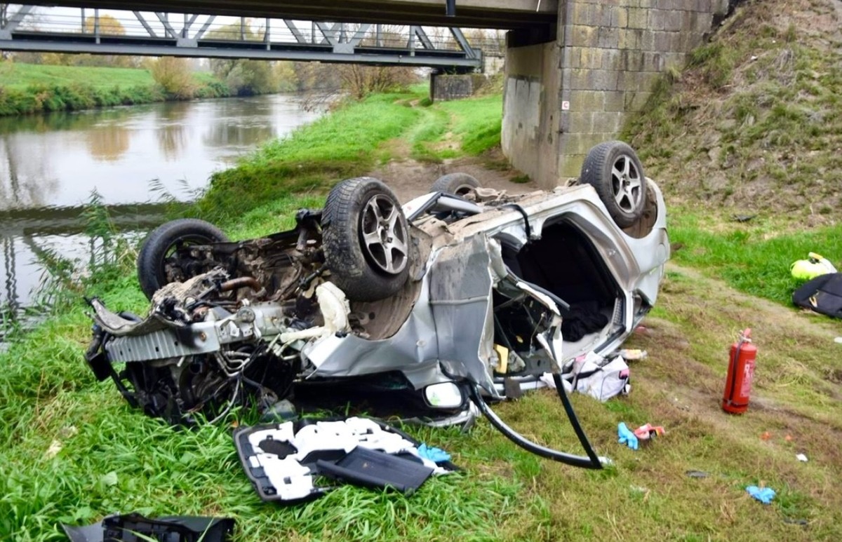Po náraze auto vymrštilo do vzduchu, zrútilo sa z mosta. Za volantom sedel opitý vodič | TVNOVINY.sk