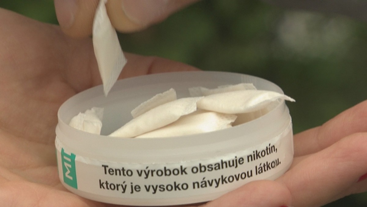 Nikotínové vrecúška, takzvaný žuvací tabak, bežne užívajú aj deti ...