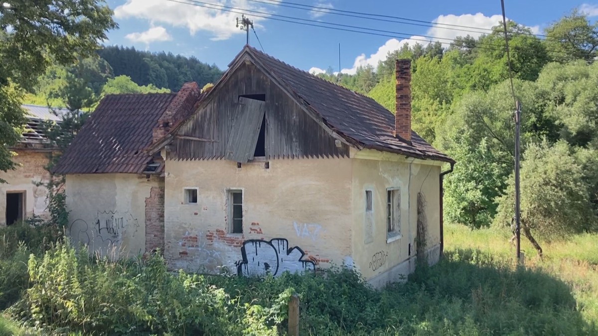 Hrozivý vstup do rekreačnej oblasti. Budovy na začiatku Rematy pri Prievidzi sú ako z hororu ...