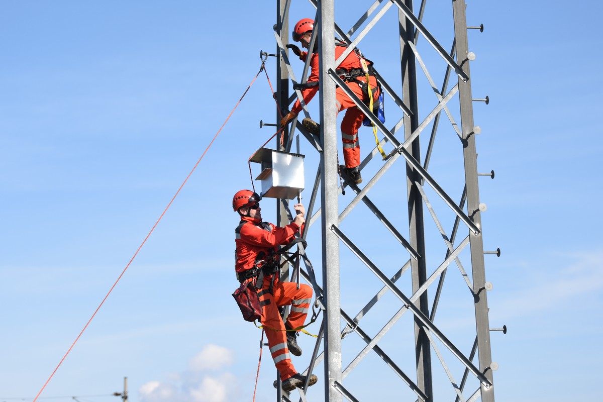 Počas búrok na západnom Slovensku zaznamenali výpadky elektriny v 50 ...
