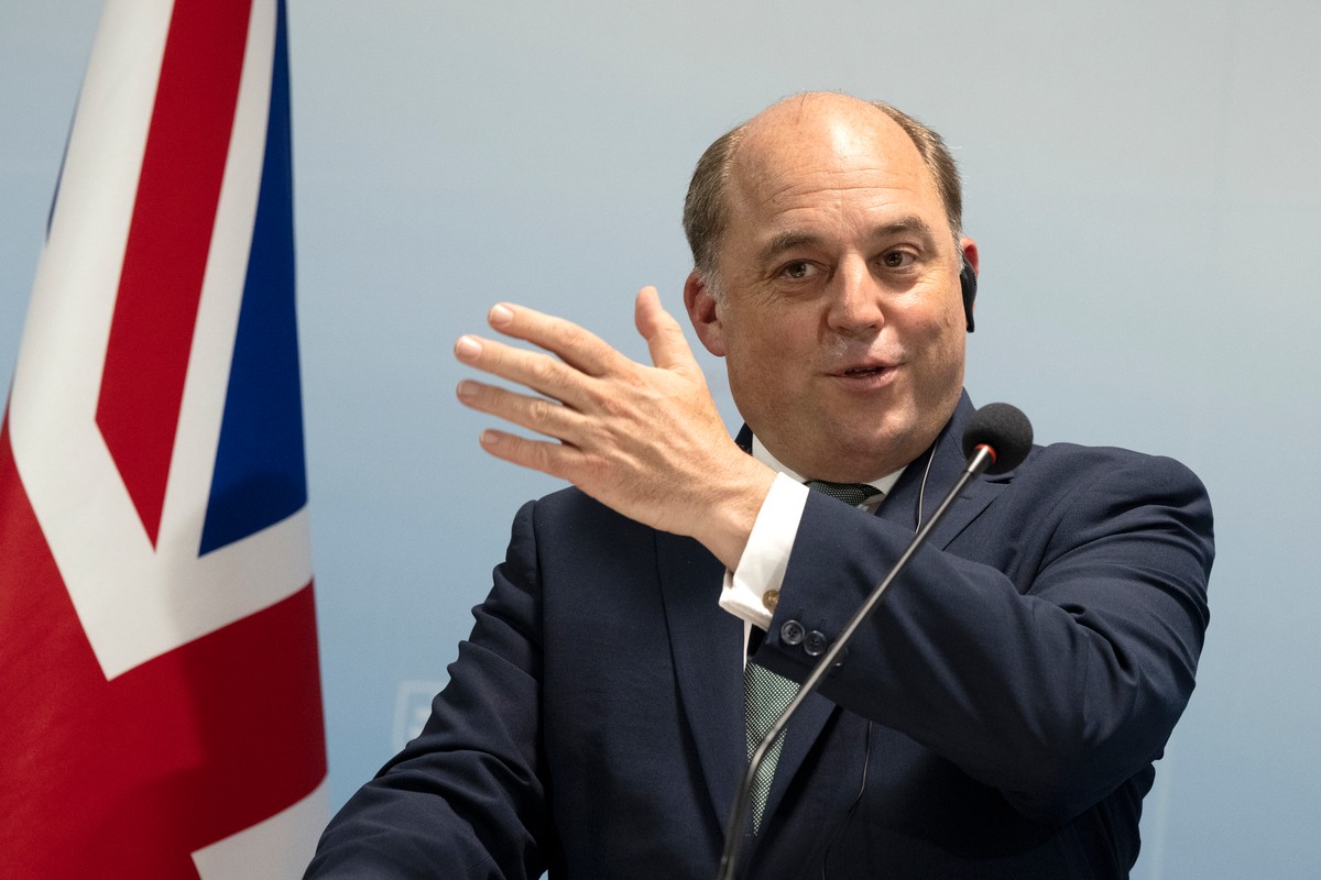 Britský minister obrany Ben Wallace podal demisiu. Sunak už oznámil ...