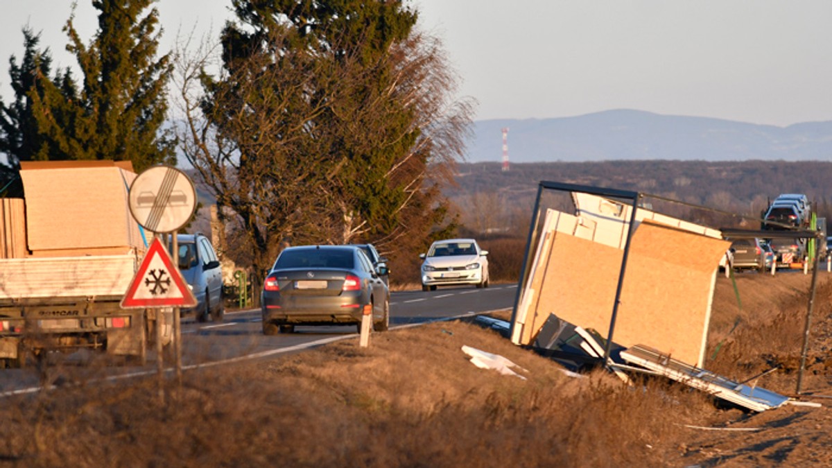 Odtrhnutý bilbord, spadnuté eletrické vedenie, kompa na Dunaji nepremáva. Silný vietor trápi ...