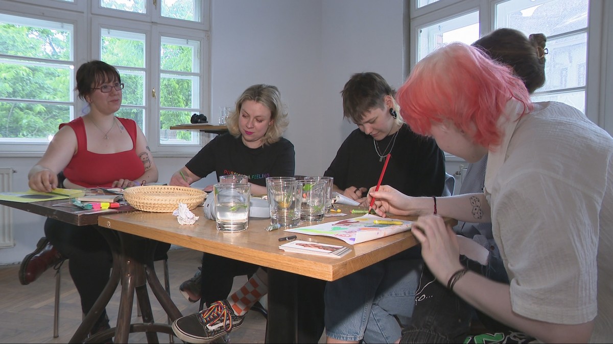 Transrodová modelka Liberty Simon pomáha mladým queer ľuďom na ich ...