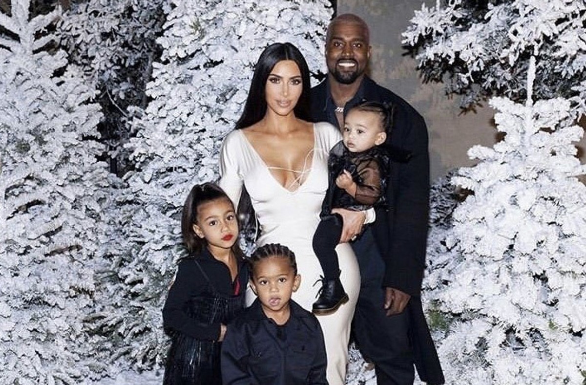 Toto nikto nečakal. Štvrté dieťa Kim Kardashian je na ceste | TNLIVE.sk