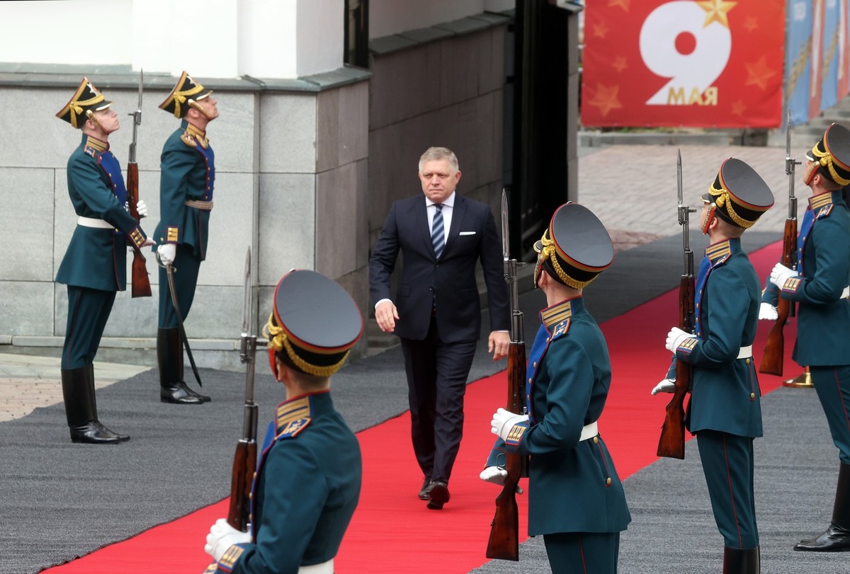 FOTO: Fica v Kremli vítala čestná stráž, orchester a rozvinuli červený ...