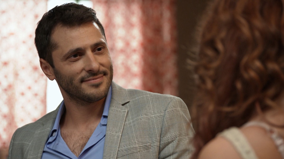 Alex chce dostať do postele túto sexicu. Zahrala si ju známa tanečnica ...