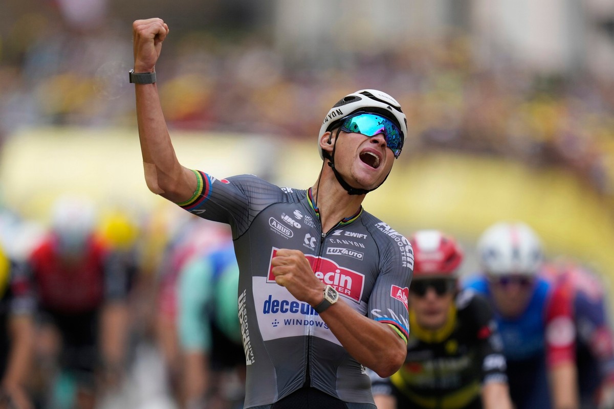 V závere zdolal Pogačara v ťažkom súboji. Mathieu van der Poel oslavije etapový triumf na Tour ...