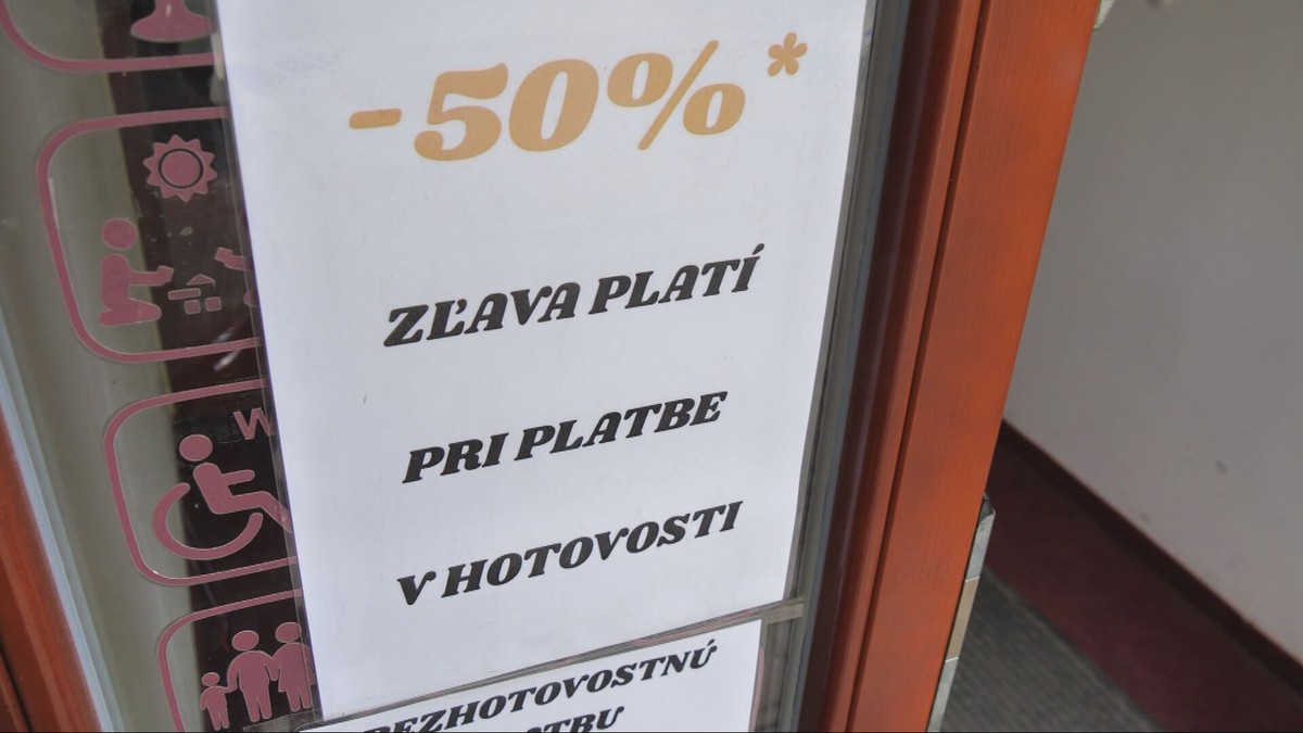Kto platí hotovosťou, dostáva zľavu. Podnikatelia sa jej nechcú vzdať ...