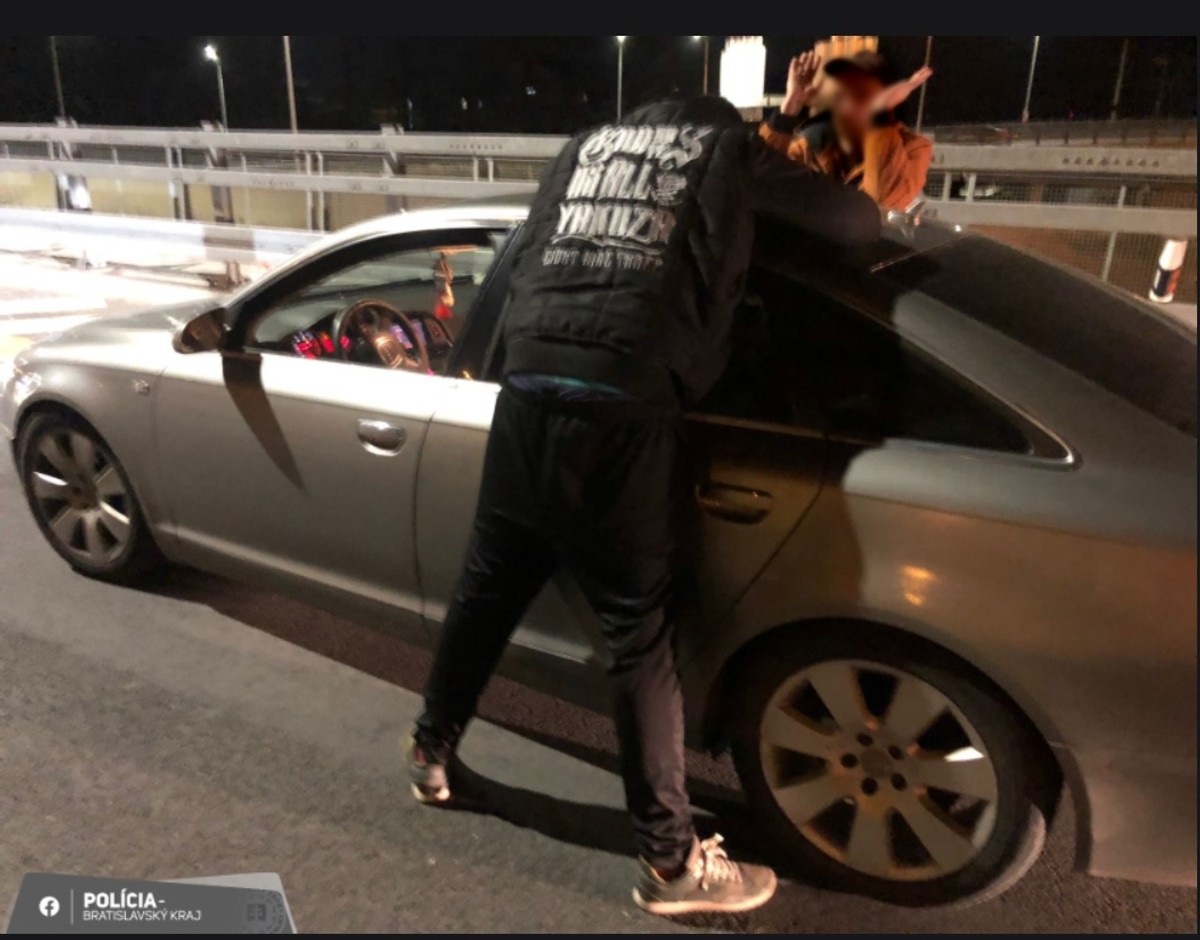 Policajti zastavili v Bratislave sfetovanú posádku. Jeden striedavo kričal a plakal, druhému ...