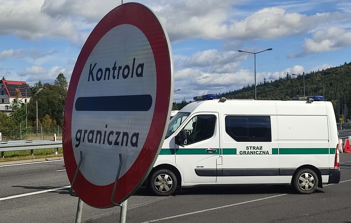 Predĺženie kontrol na hraniciach so Slovenskom oznámili ďalšie dva štáty. Potrvajú až do ...