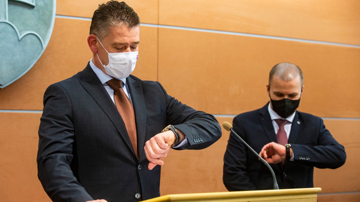 Čo to nosí na ruke? Minister Mikulec hovorí o svojich luxusných ...