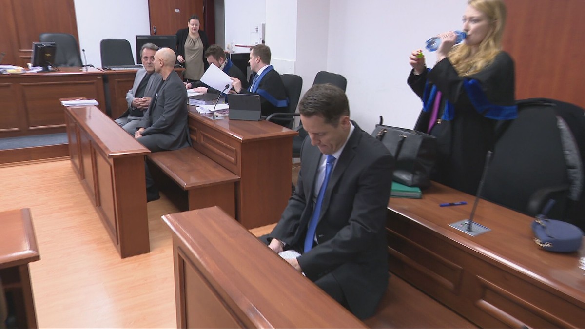 Úplatky si údajne odovzdávali v igelitke priamo pred Justičným palácom ...