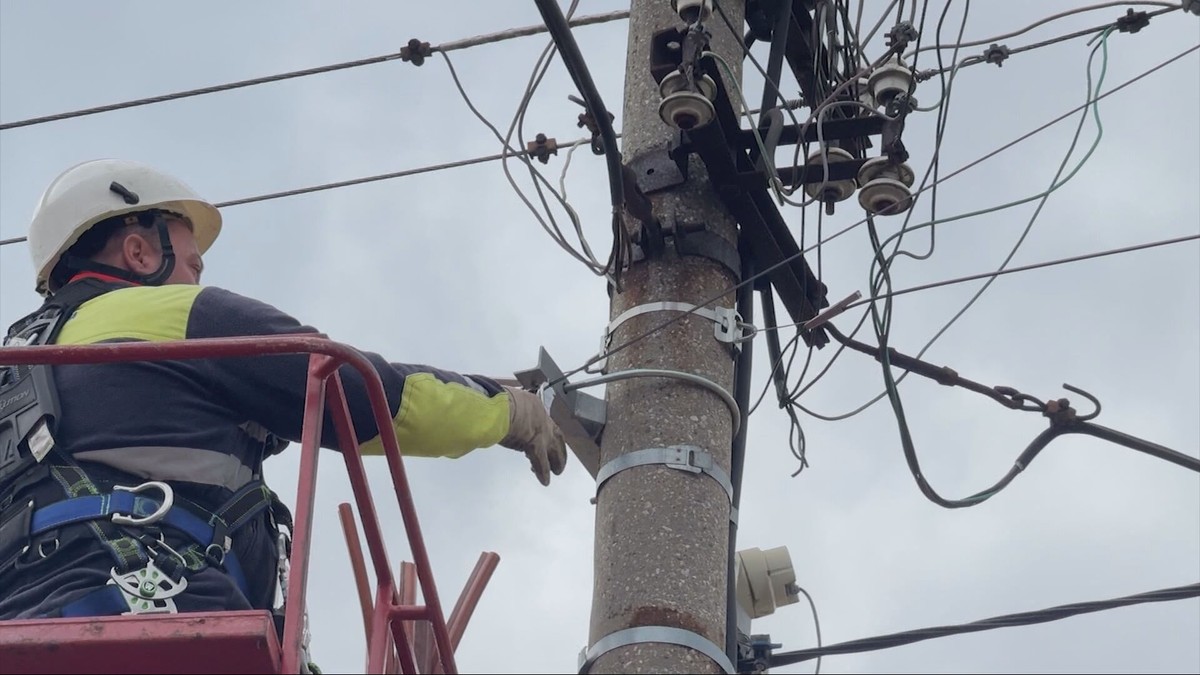 Firmy si vešali optické káble na stĺpy nelegálne. Teraz ich odstrihli a ...