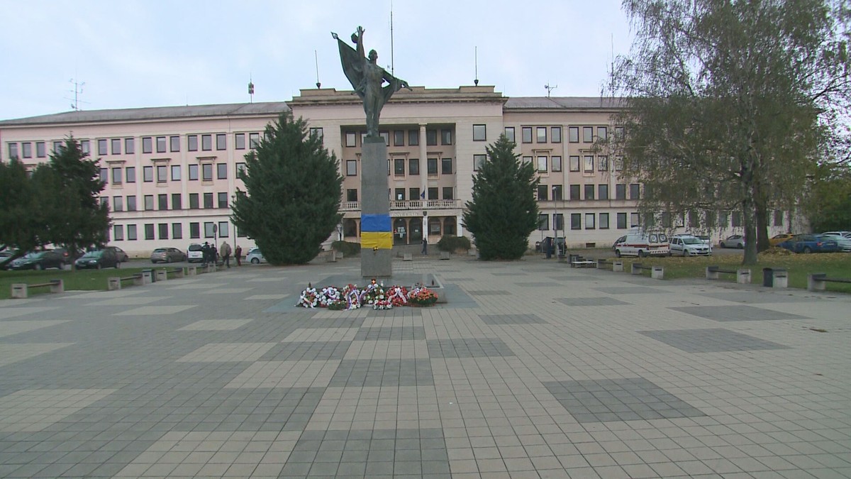 V Nitre protestovali proti vojne. Pamätník červenej armády odeli do ... V Nitre protestovali proti vojne. Pamätník červenej armády odeli do ...