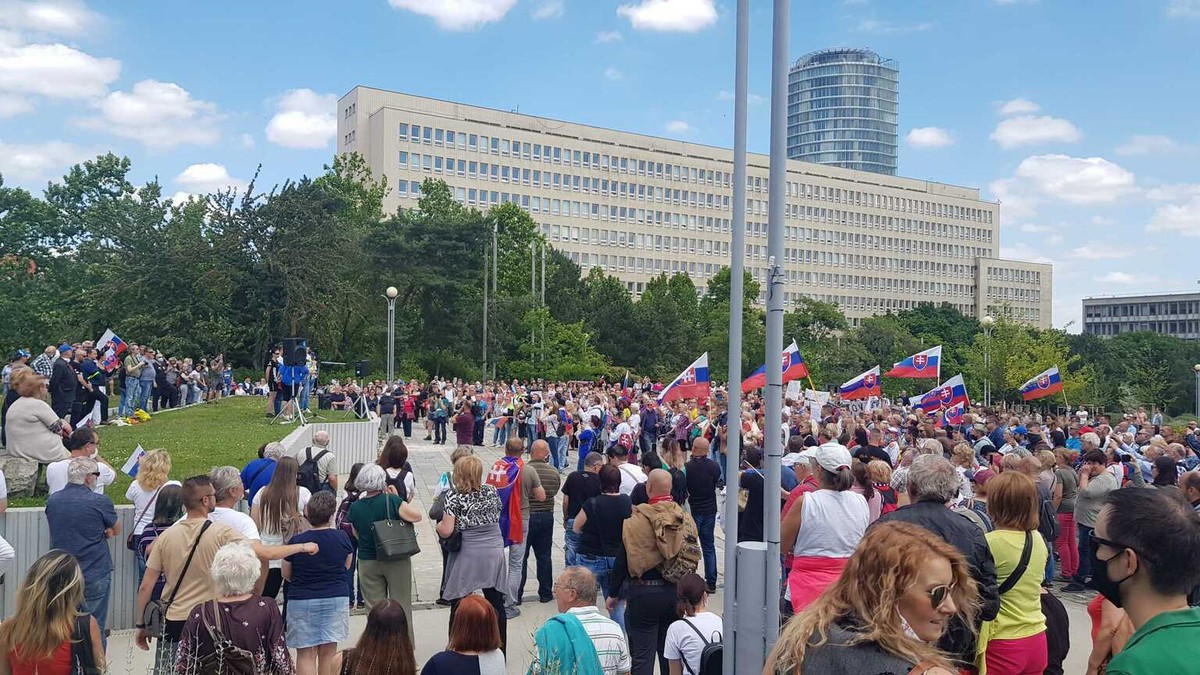 V Bratislave sa konal protivládny protest, zišlo sa niekoľko stoviek ... V Bratislave sa konal protivládny protest, zišlo sa niekoľko stoviek ...