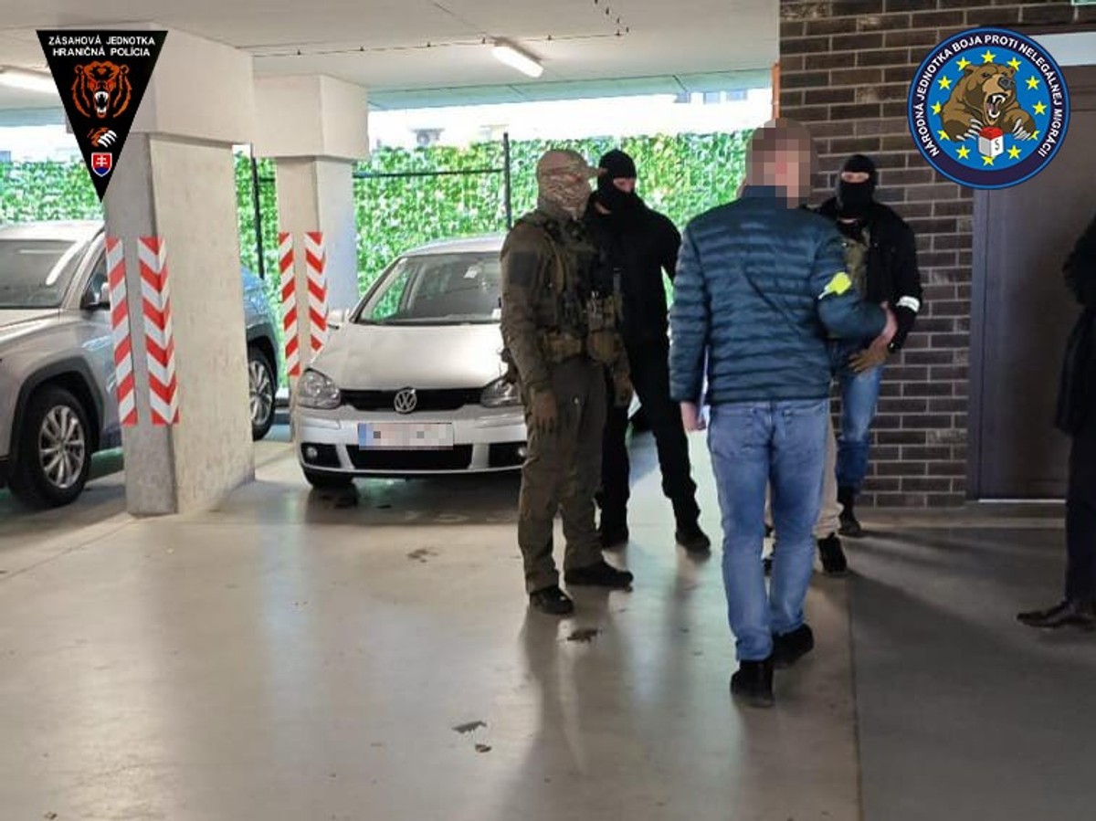 Policajti obvinili troch ľudí pre obchodovanie s dievčatami. Mali ich predávať na sexuálne ...