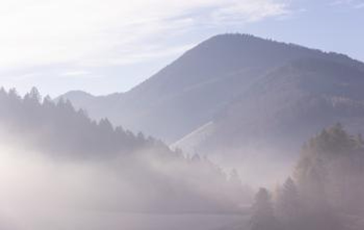 Inverzia rozdelila Slovensko na polovicu. Treba počítať s hmlou, SHMÚ ...