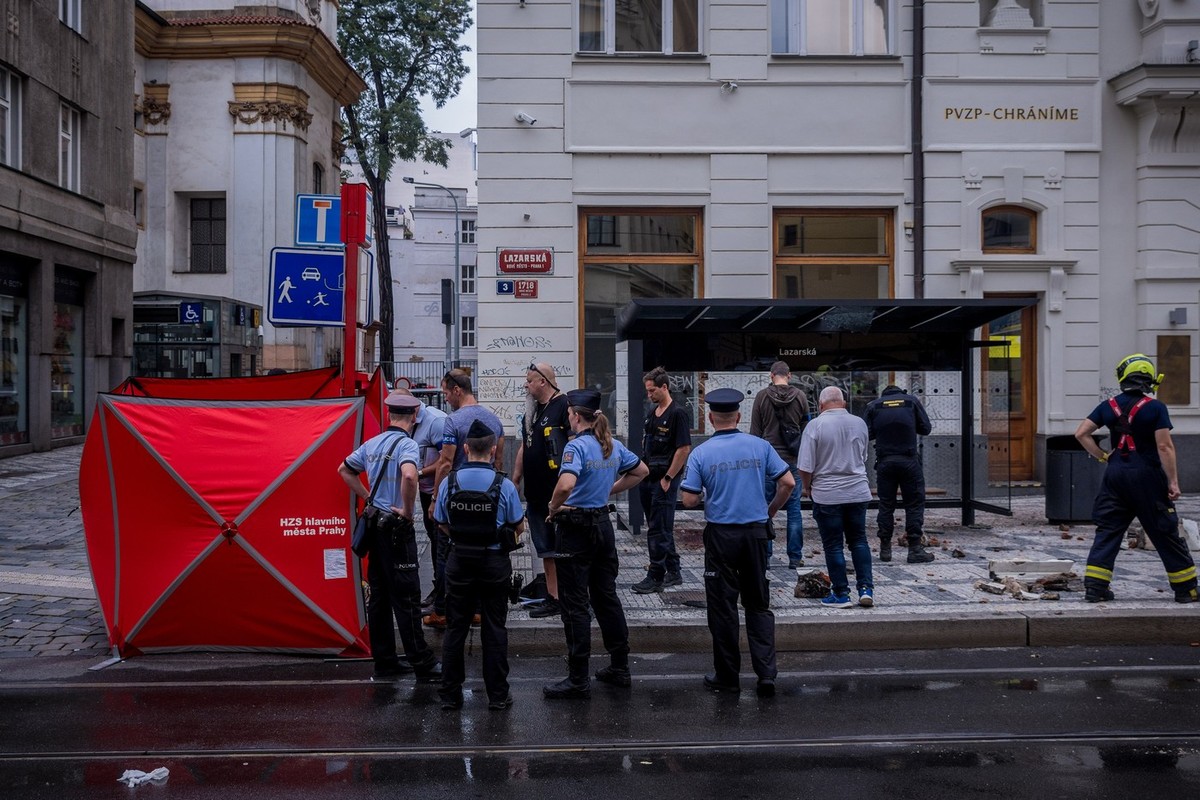 Obeťou pádu rímsy na pražskú zastávku električky bol 46-ročný cudzinec ...