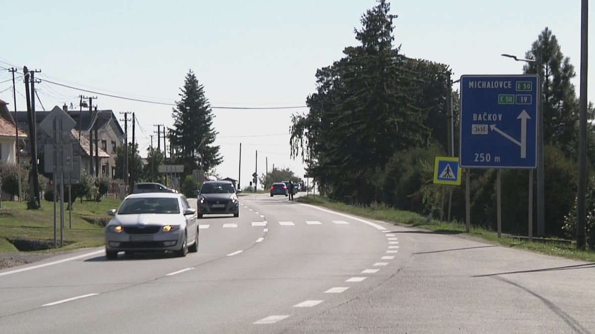 Prejsť cez cestu v obci Dargov sa niekedy jednoducho nedá. Môže za to ...