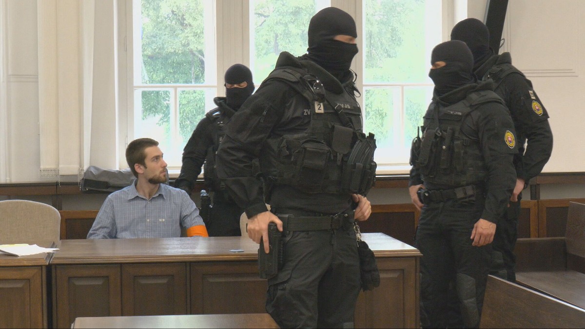 Muža obžalovaného z vraždy tehotnej Karin (†20) priviezla na súd ...
