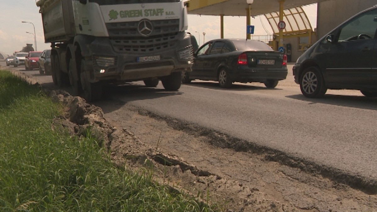 Cesta do Bratislavy sa prepadla, vodiči sa vyhýbajú obrovským jamám. Tankodrom už začali riešiť ...