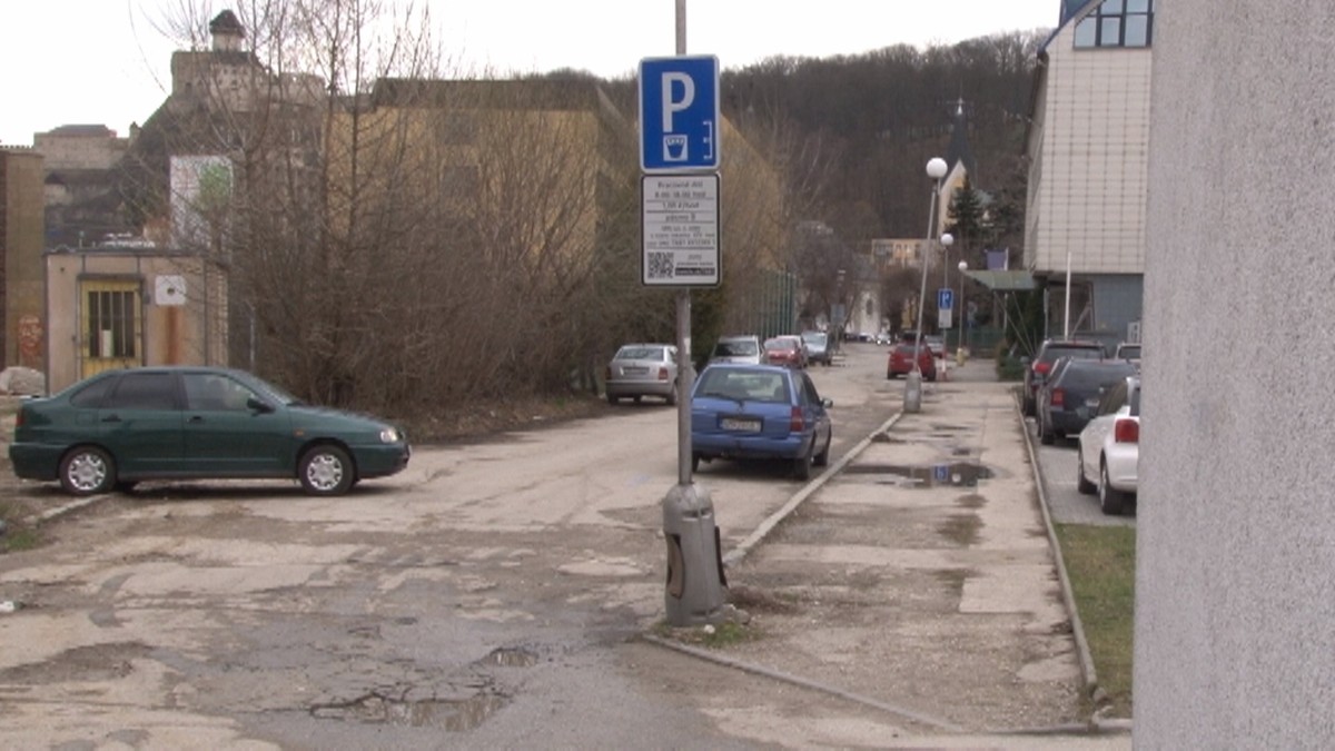 Nové pravidlá parkovania v Trenčíne nerešpektujú rady odborníkov. Mesto ...