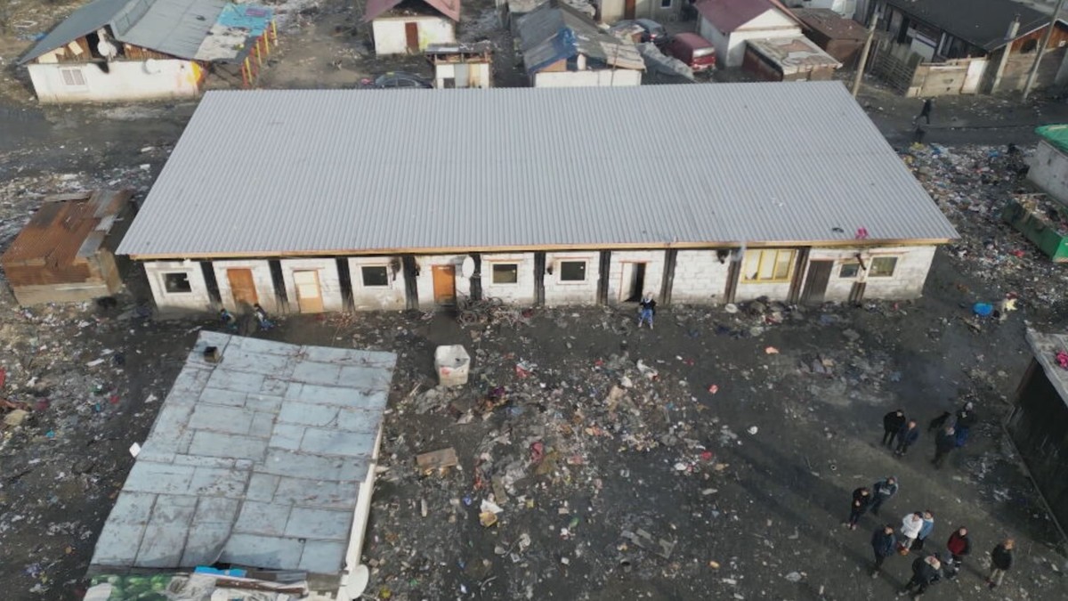 Konečne majú strechu nad hlavou. Po požiari v obci Svinia im postavili ...