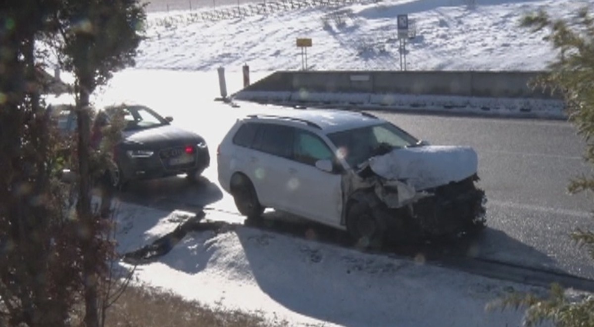 Policajti z Košíc sa na diaľnici neďaleko Popradu zrazili s cestárskym ...
