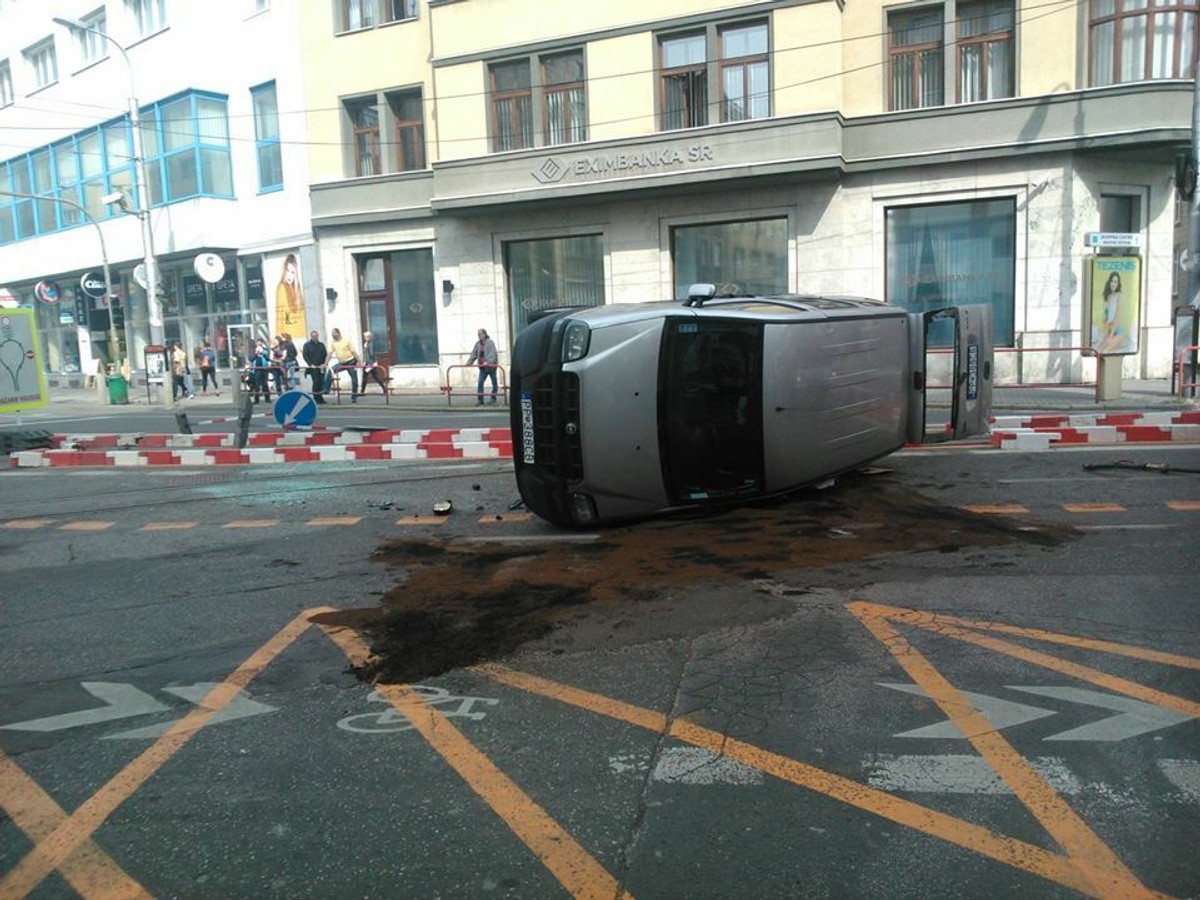 Ďalšia nehoda v Bratislave. Pri Jesenského ulici sa prevrátilo auto | TVNOVINY.sk