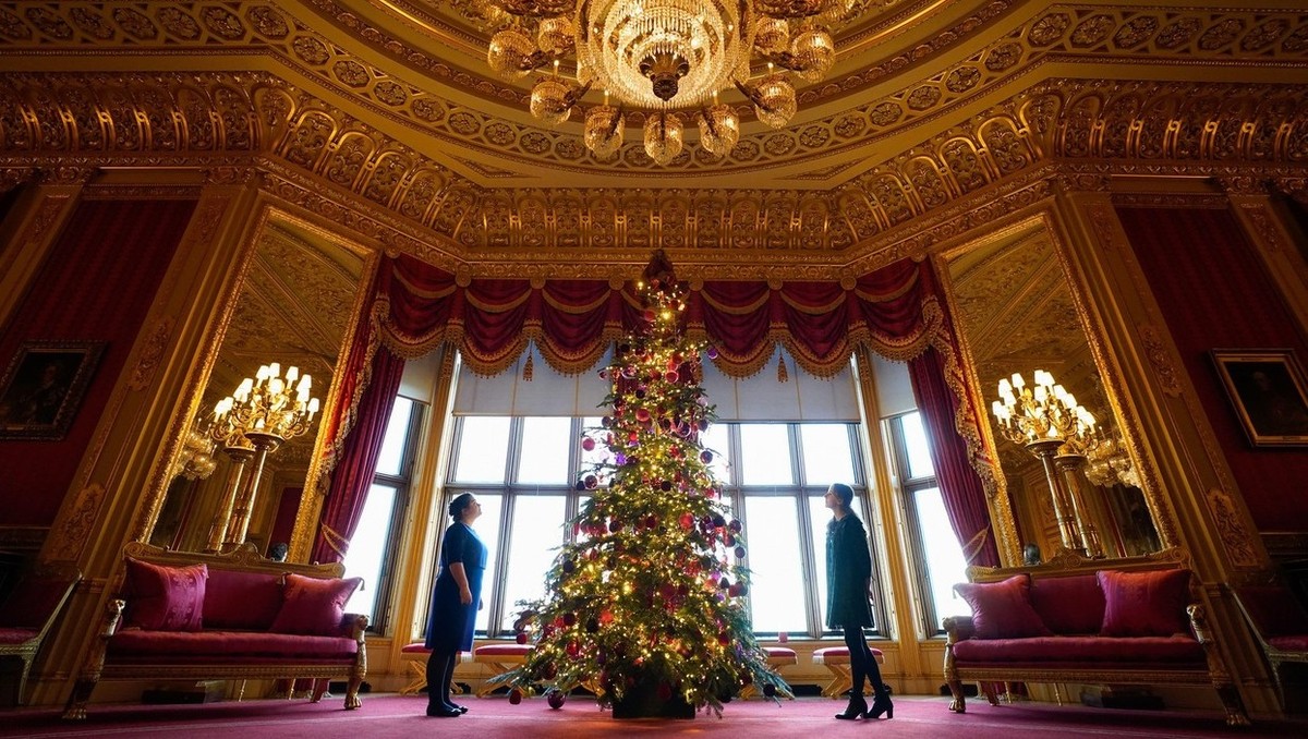 Ako z rozprávky. Kráľovský hrad Windsor sa odel do vianočného šatu ...