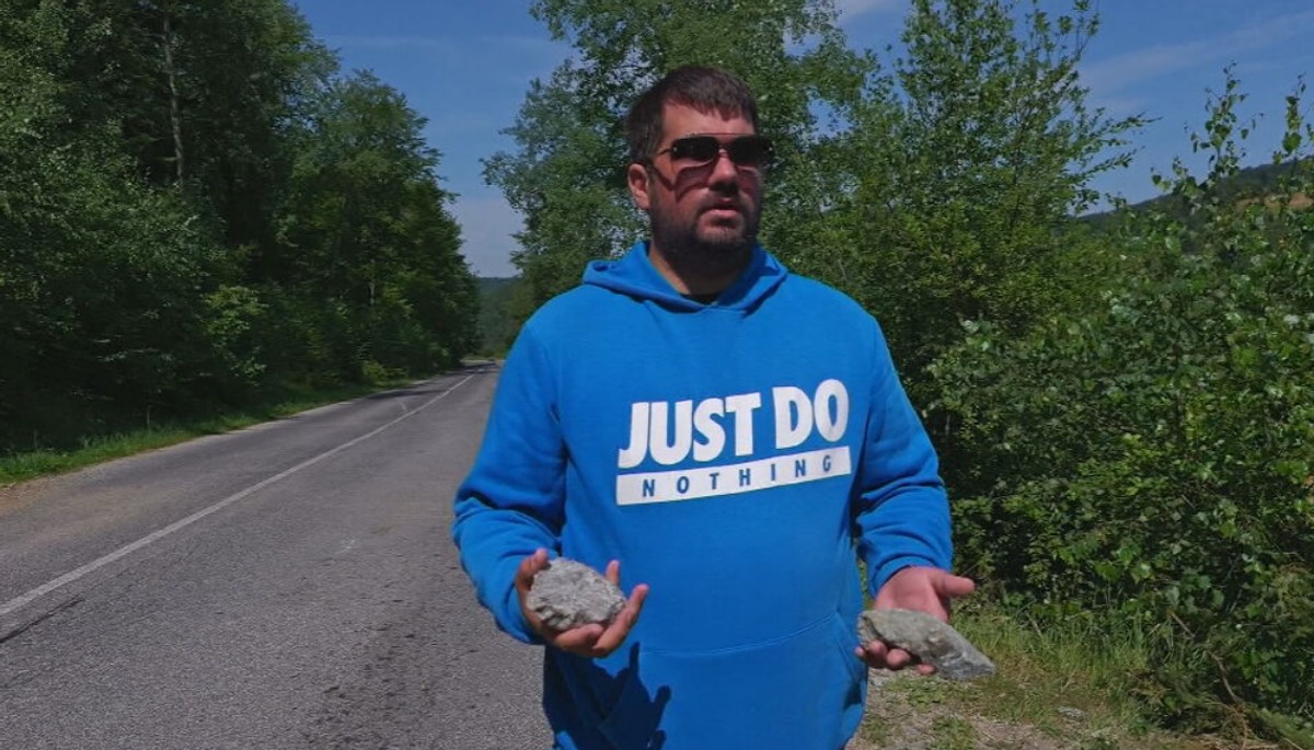 Dostať sa cez Rudňany je hazard so životom. Deti z osady hádžu do áut ...