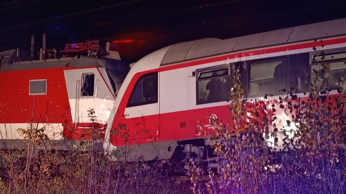 Vlaky, ktoré sa zrazili pri Pezinku, boli plné študentov | TVNOVINY.sk