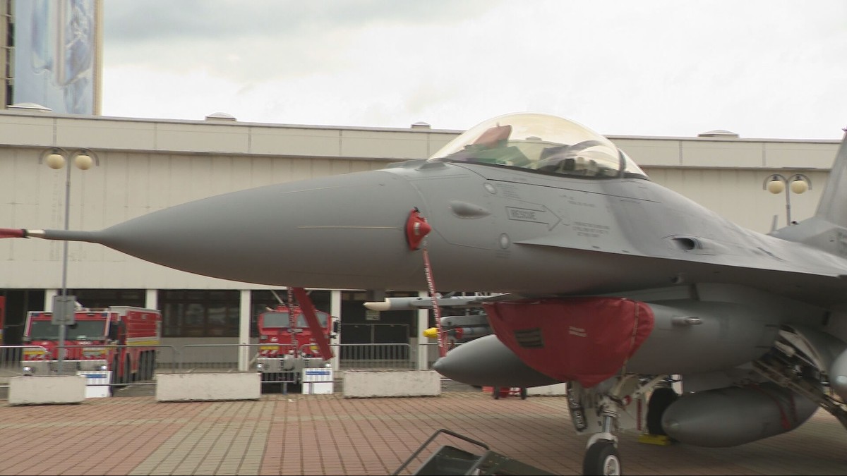 F-16, Black Hawk aj drony zo Slovenska. Bratislava ukazuje vojenskú ...