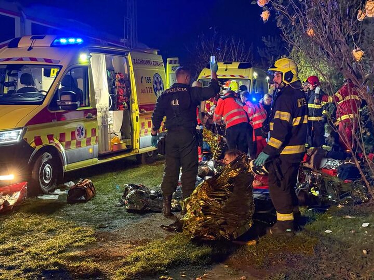 Na prevoz do nemocnice čakali zranení z vlakov aj hodinu v daždi. Prečo? | TVNOVINY.sk