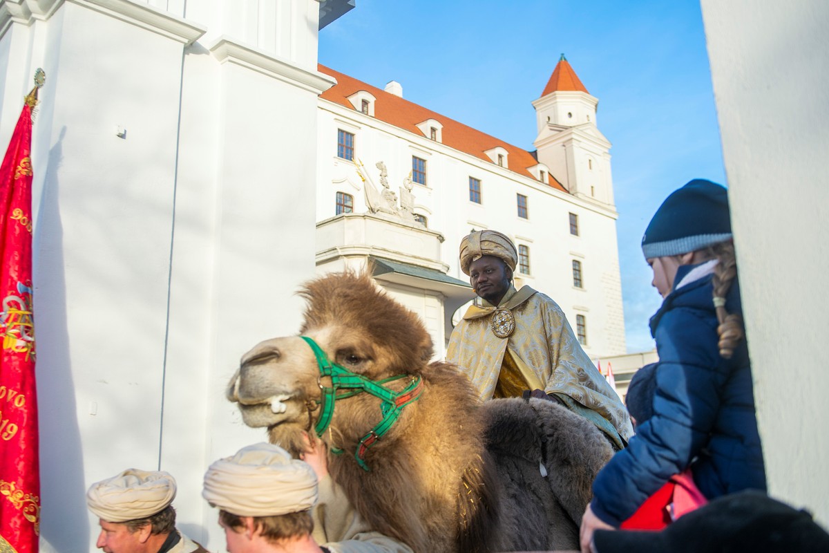 Traja králi sa objavili aj v centre Bratislavy. Jeden z nich sedel na ...