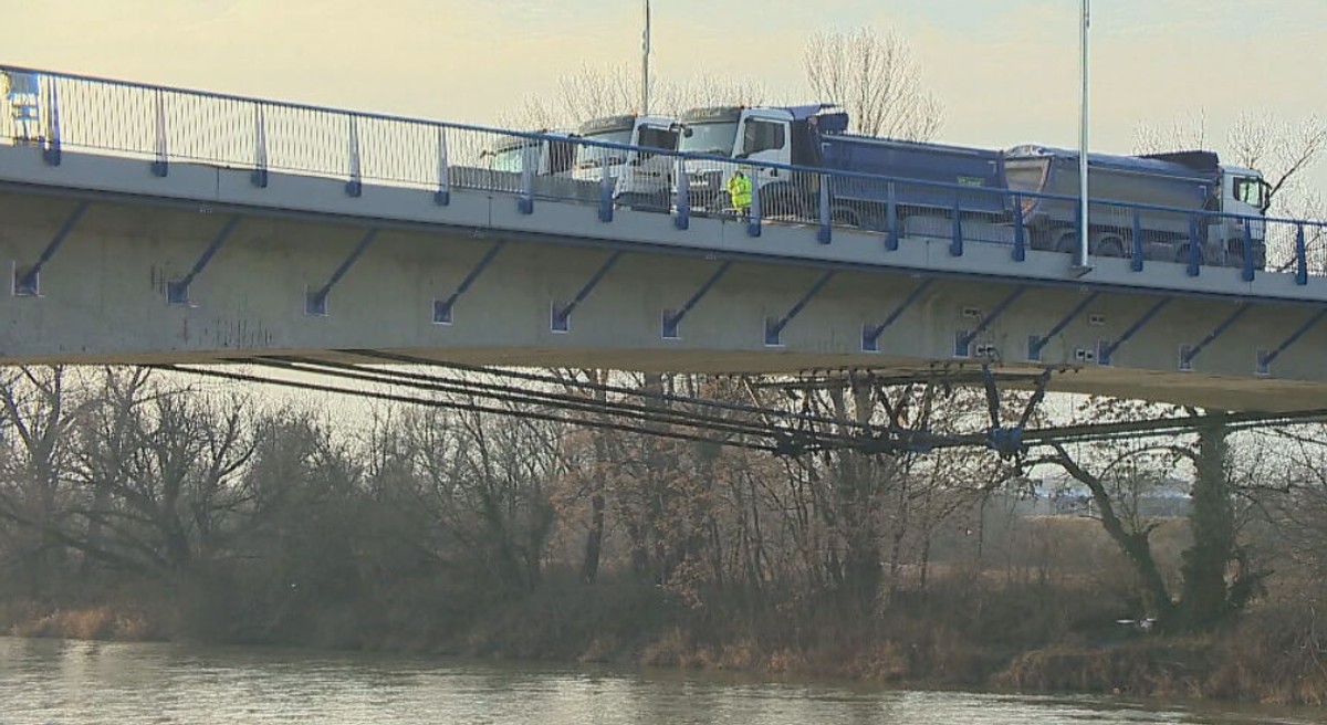 Vodiči sa zrejme čoskoro dočkajú. Na hlohoveckom moste vykonali kľúčovú zaťažovaciu skúšku ...