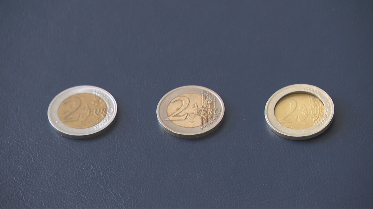 Možno ste ňou platili aj vy. Pozrite si, ako sa dá rozlíšiť falošná eurominca od tej pravej ...