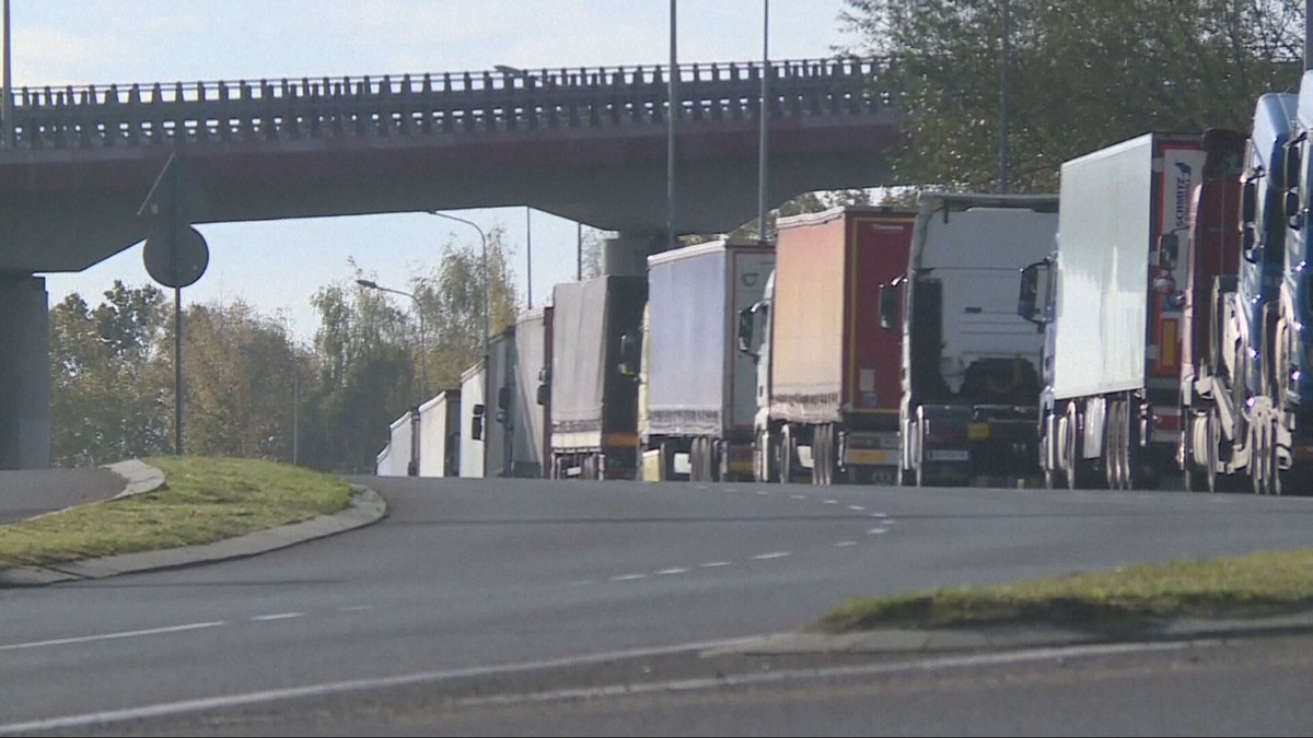 Siahodlhá kolóna kamiónov. Tiahne sa od hraníc Vyšné Nemecké po ...