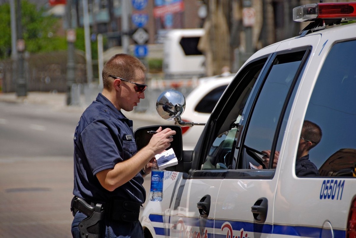 Policajta v Detroite oslavujú ako hrdinu. Slogan - Pomáhať a chrániť ...
