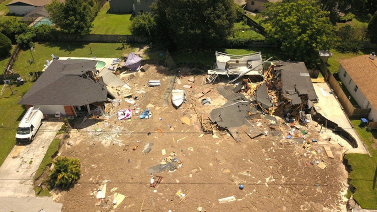 Uprostred mesta sa otvorila zem. Obrovská diera, ktorá pohltila domy, sa stále zväčšuje ...