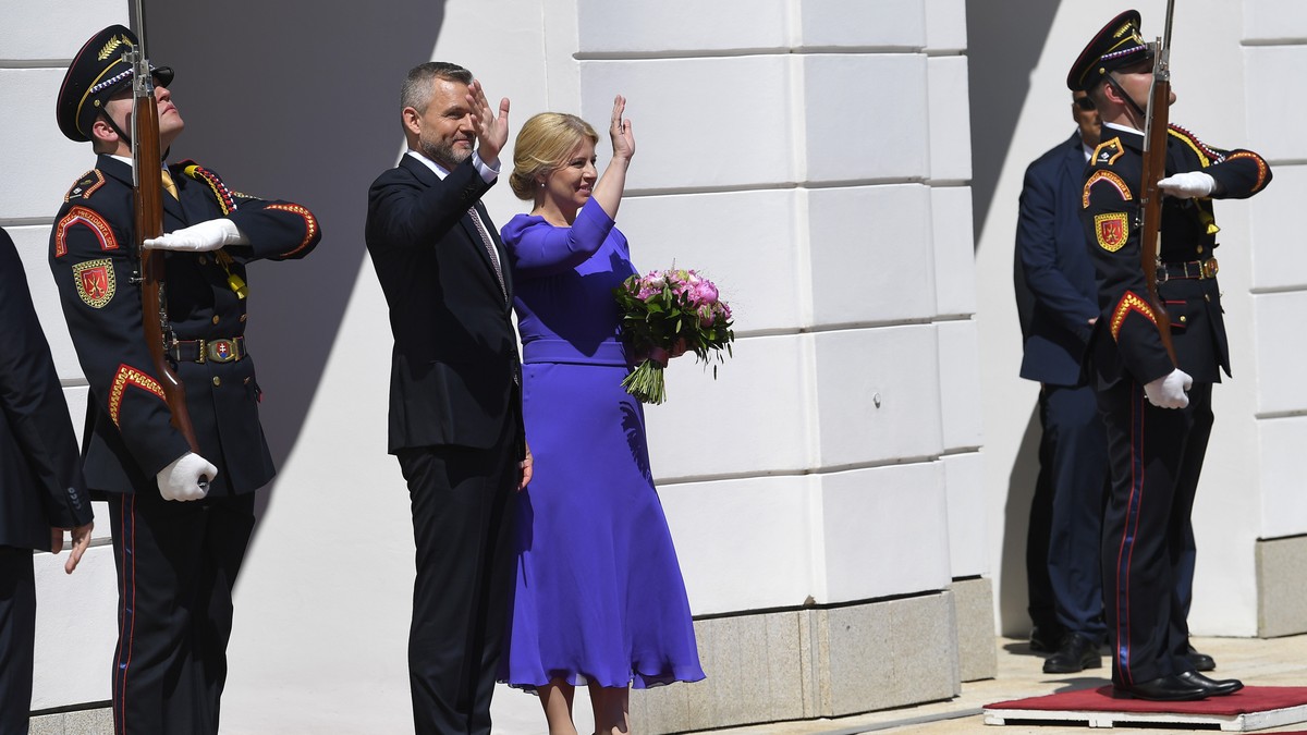 Zuzana Čaputová symbolicky odovzdala palác Petrovi Pellegrinimu ...