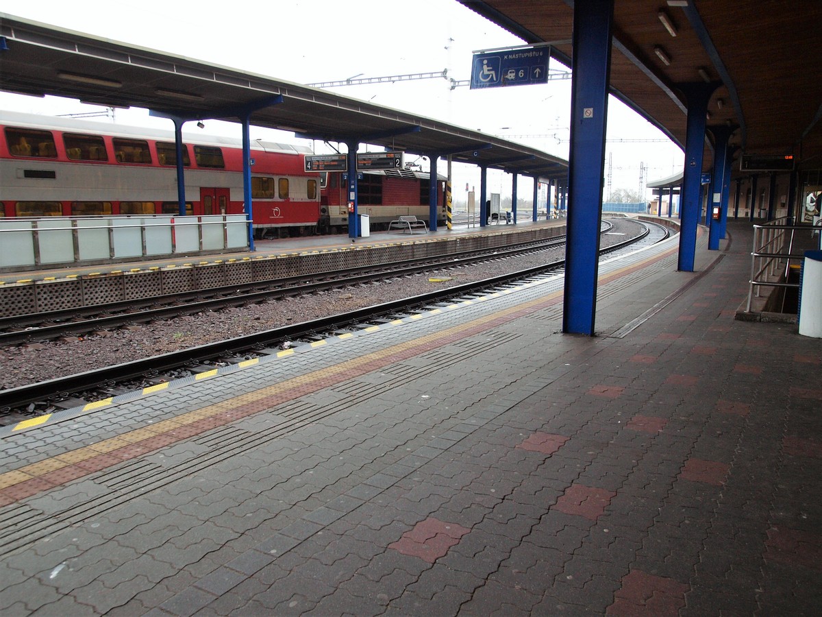 Pripravte sa na meškanie. V okolí bratislavskej hlavnej stanice musia vlaky jazdiť slimačím ...