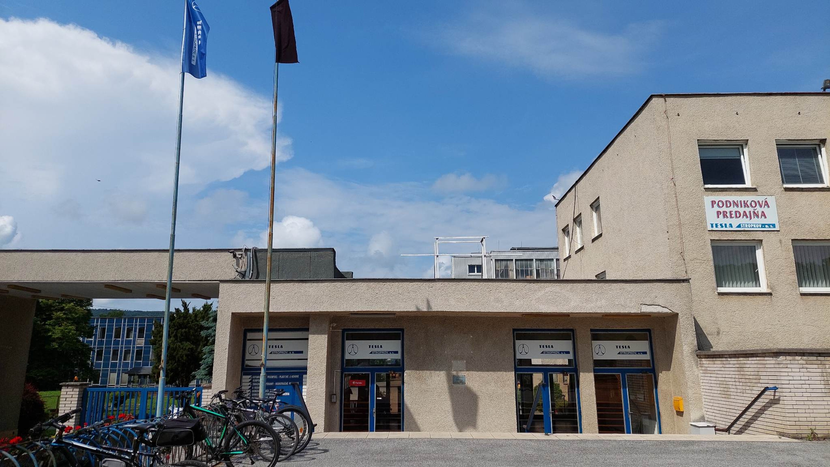 V závode Tesla Stropkov vyvesili čiernu zástavu. | Galéria: Tragická ...